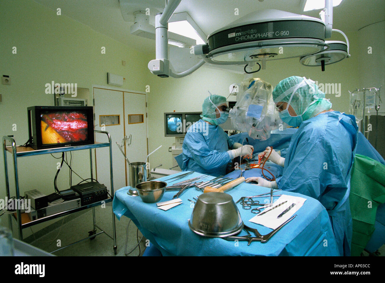 Microsurgery hi-res stock photography and images - Alamy