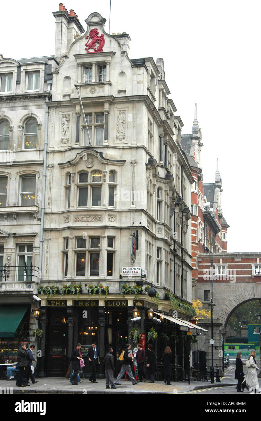 The Red Lion pub London England 31 10 2002 Stock Photo - Alamy