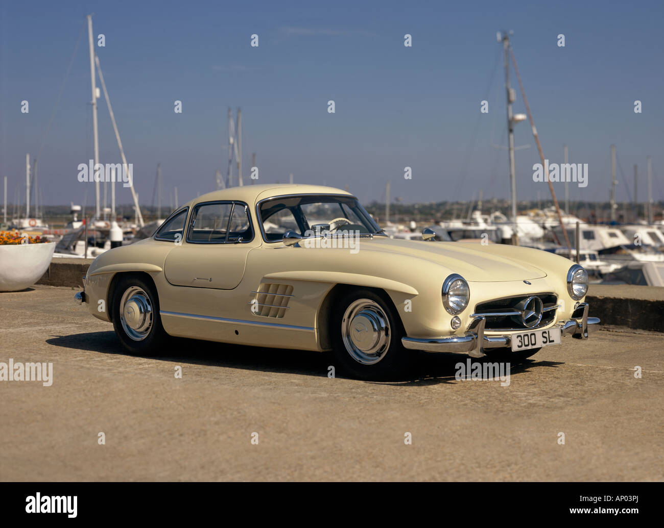 Mercedes gullwing hi-res stock photography and images - Alamy