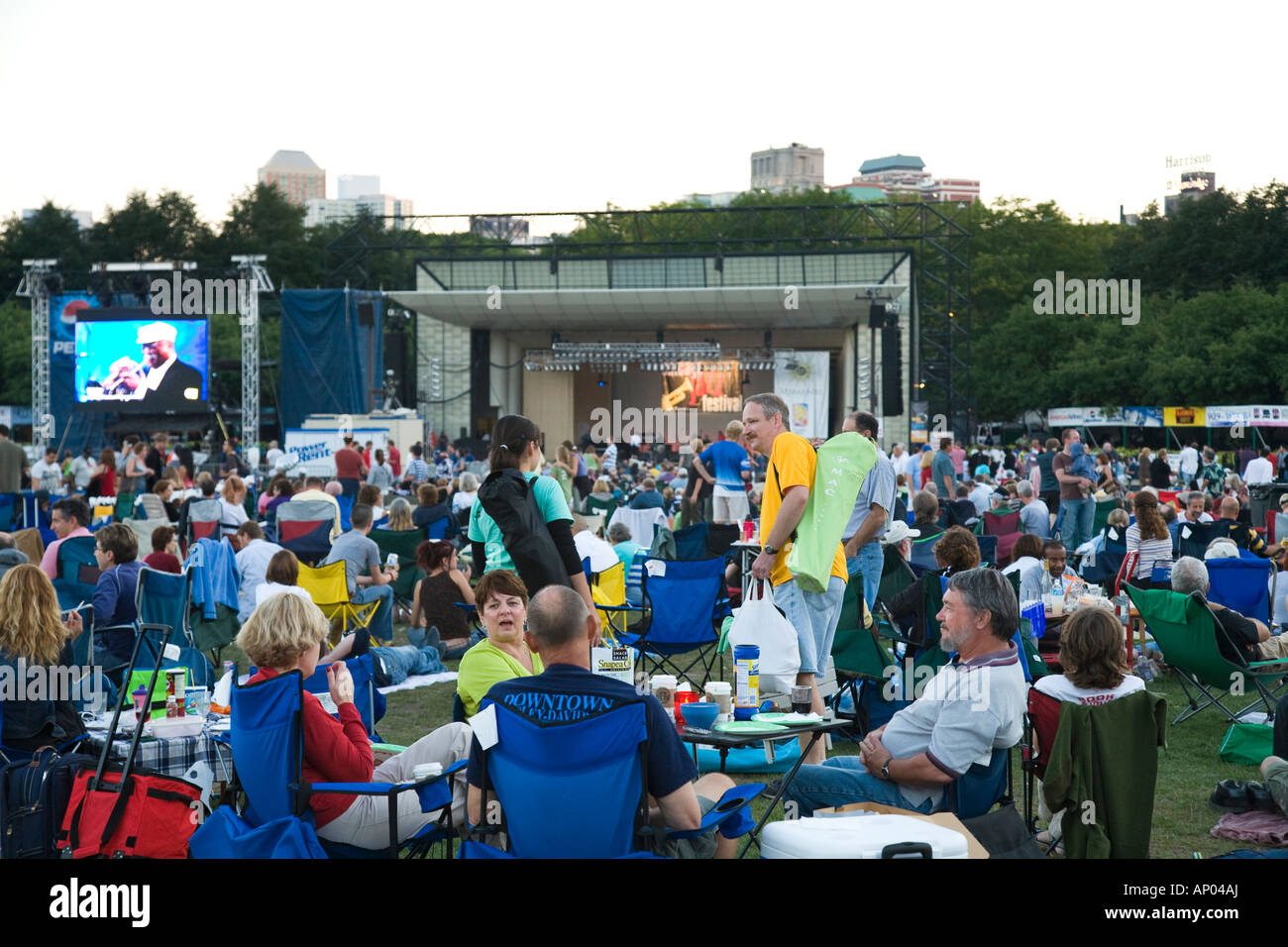 Illinois chicago crowd people sitting hi-res stock photography and ...