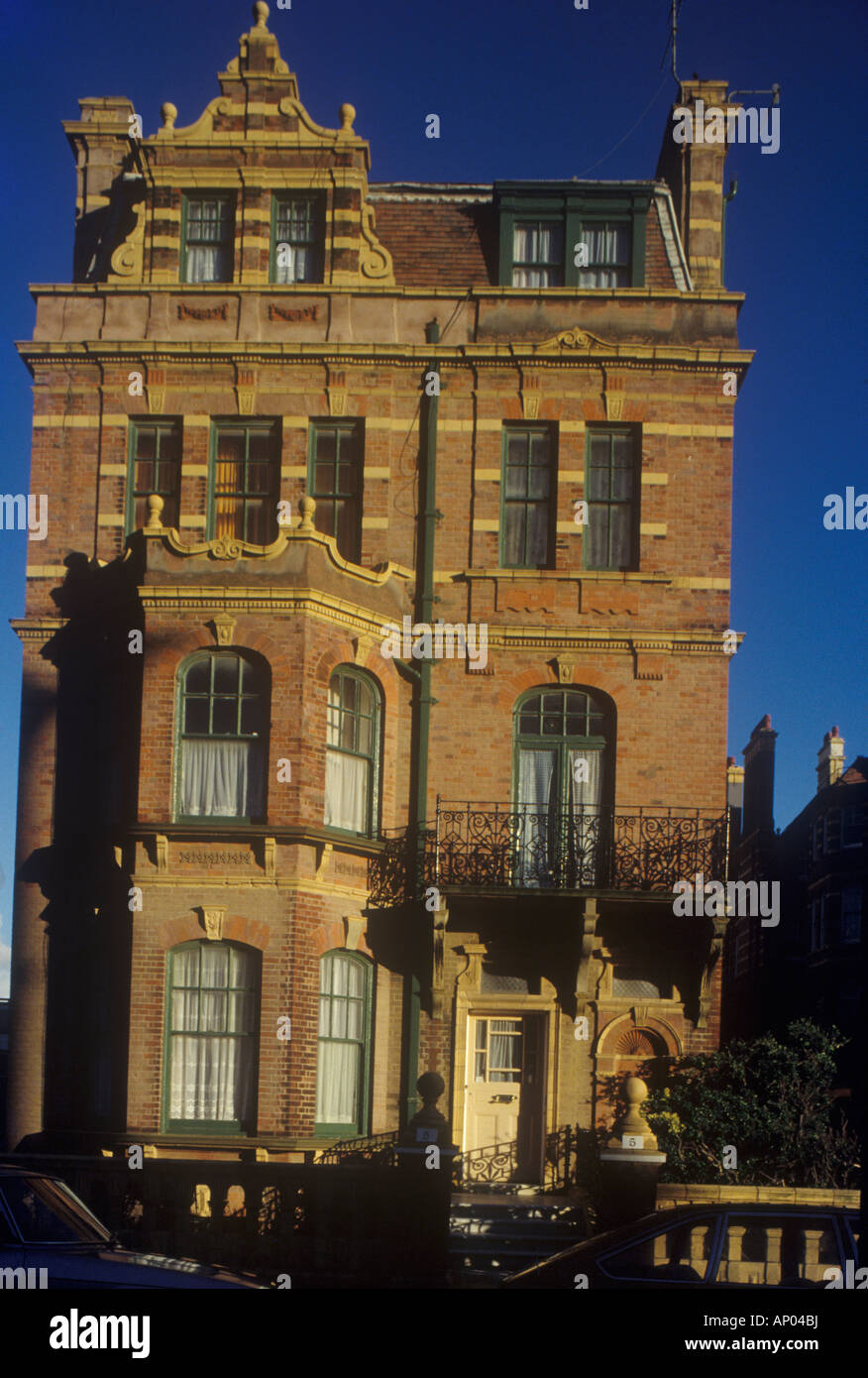 Victorian house parapet architecture hi-res stock photography and ...