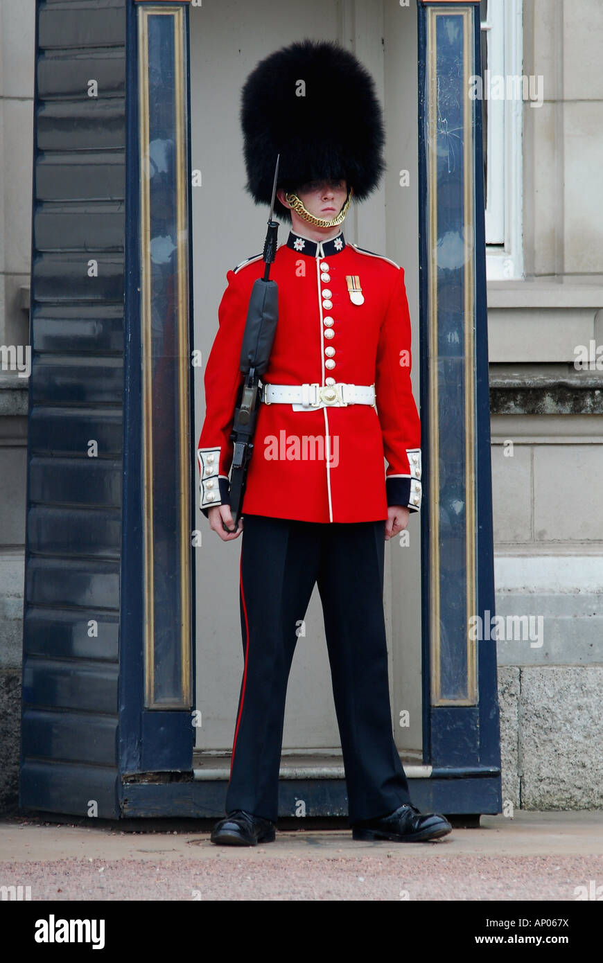 A soldier standing guard outside Buckingham palace in London Stock ...