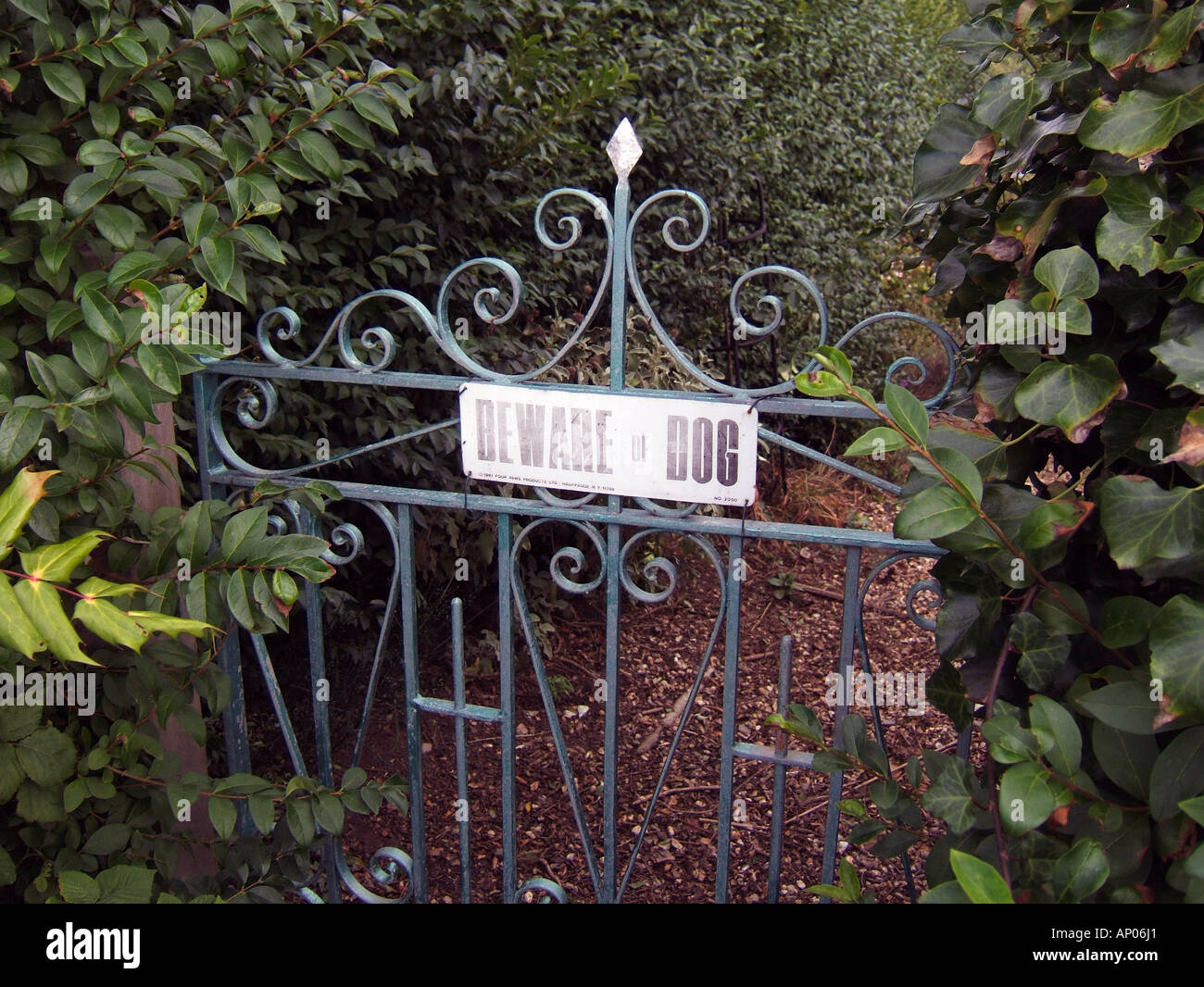 beware of dog sign on garden gate Stock Photo - Alamy