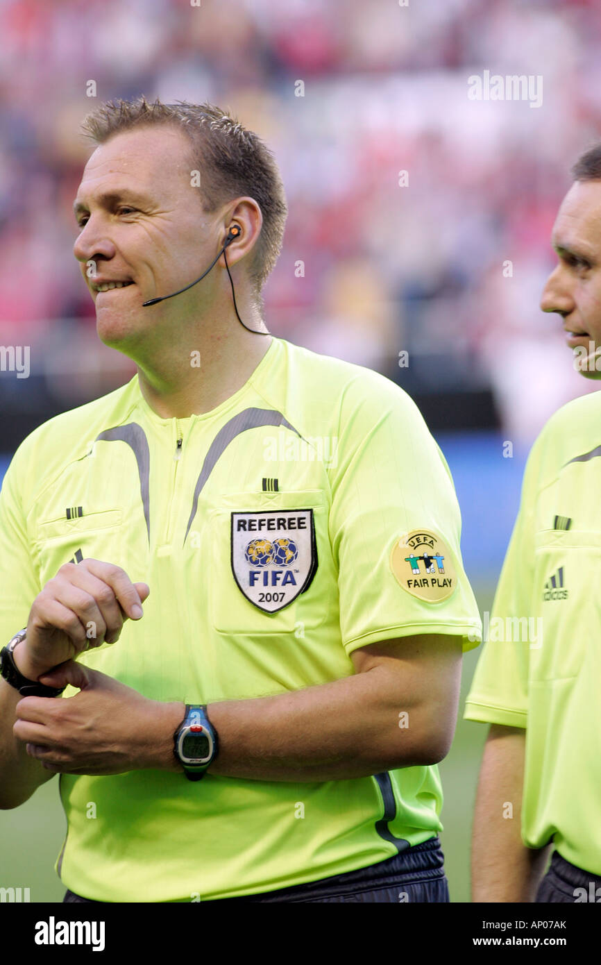 English referee hi-res stock photography and images - Alamy