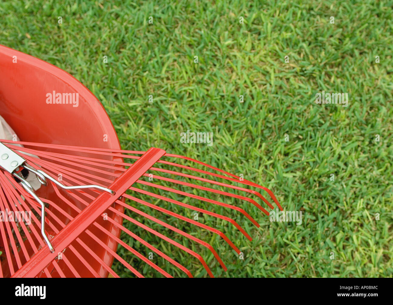 Empty wheelbarrows hi-res stock photography and images - Alamy