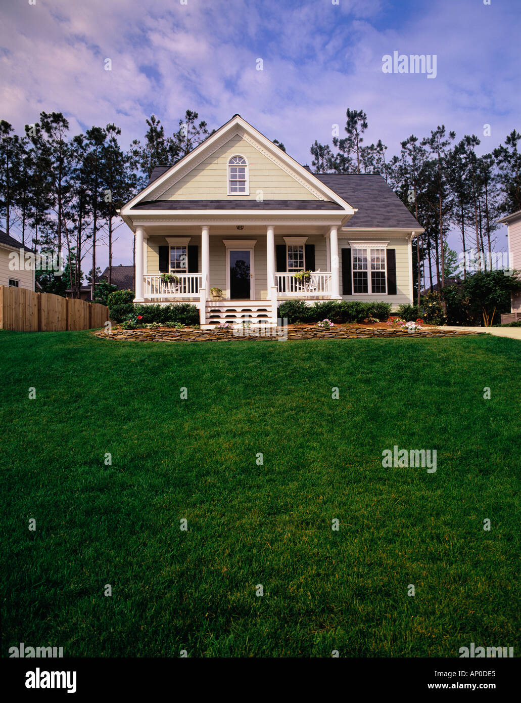 Cream colored house hi-res stock photography and images - Alamy