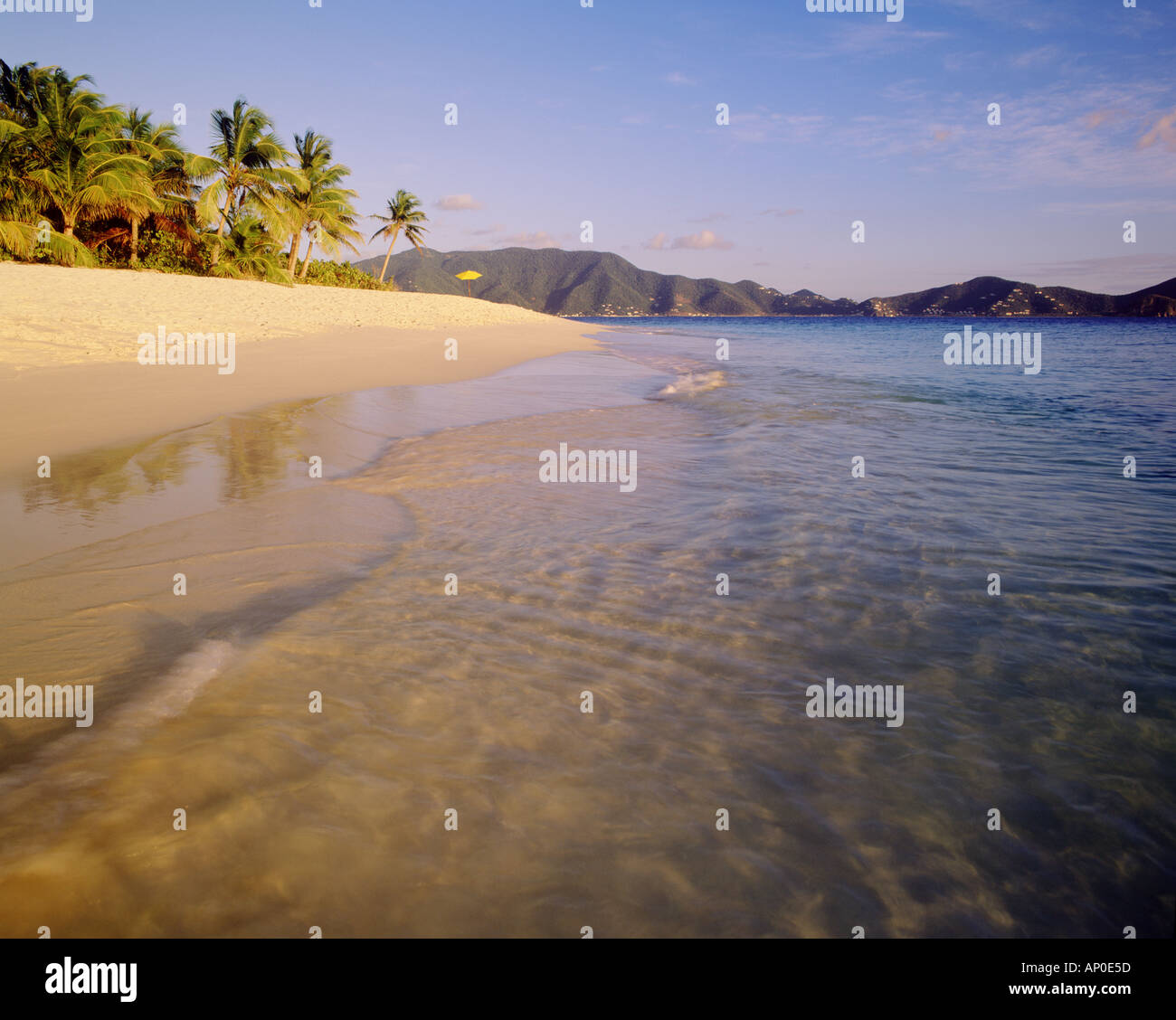 White sandy british beach hi-res stock photography and images - Alamy