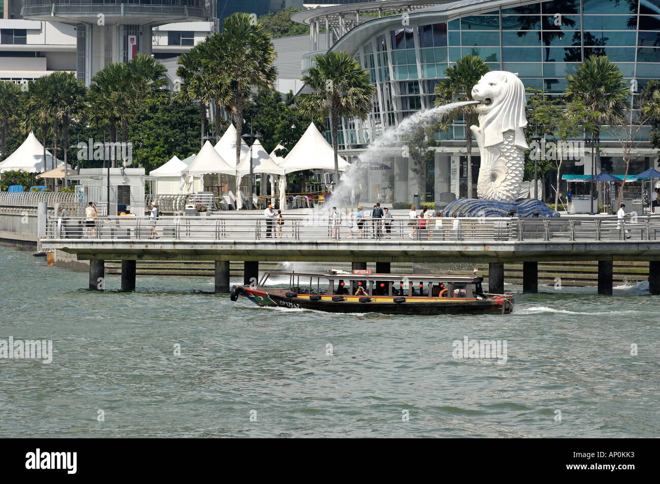 Merlion and tourist boat hi-res stock photography and images - Alamy