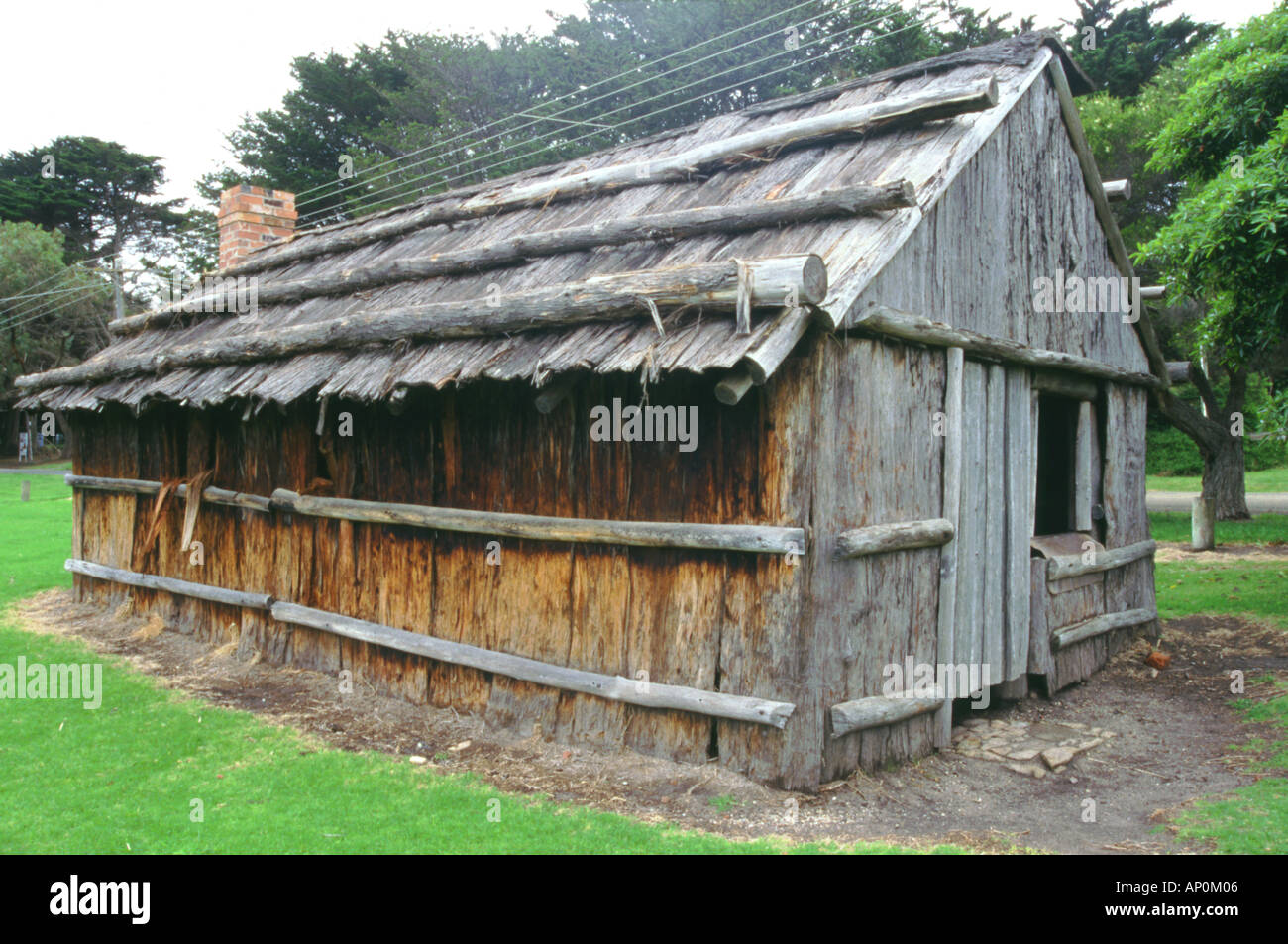 Hut shanty shack log cabin hi-res stock photography and images - Alamy