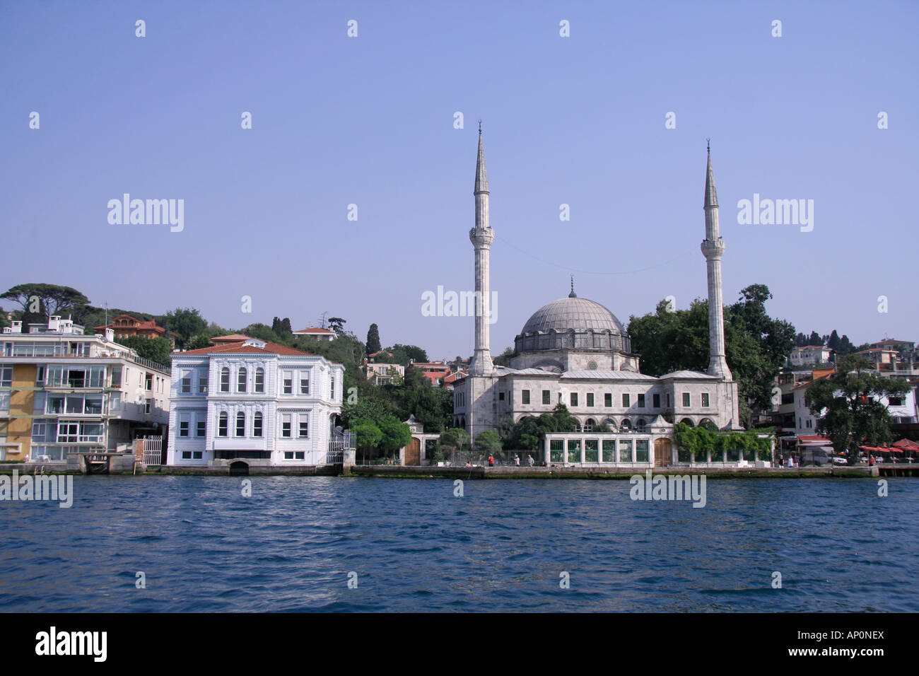 mosque and houses on the bosphorus istanbul turkey Stock Photo - Alamy