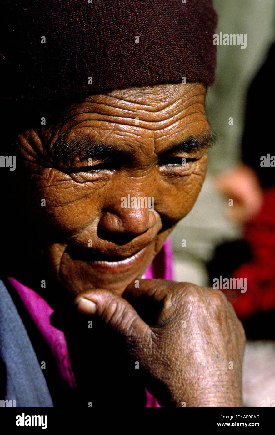 Sherpani woman at Salleri Bazaar SOLU TREK NEPAL Stock Photo - Alamy