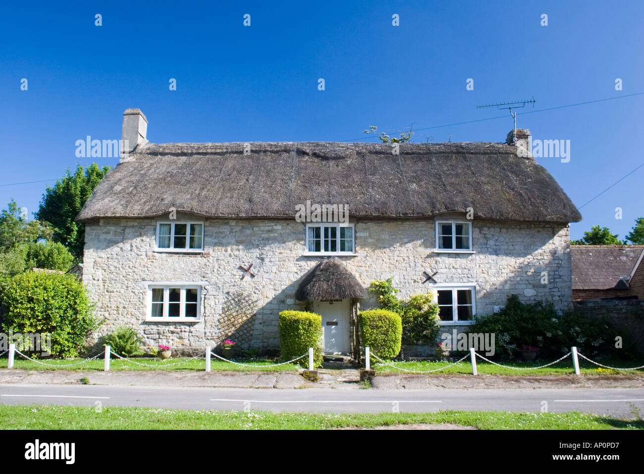 thatched cottage dorset england uk europe Stock Photo - Alamy