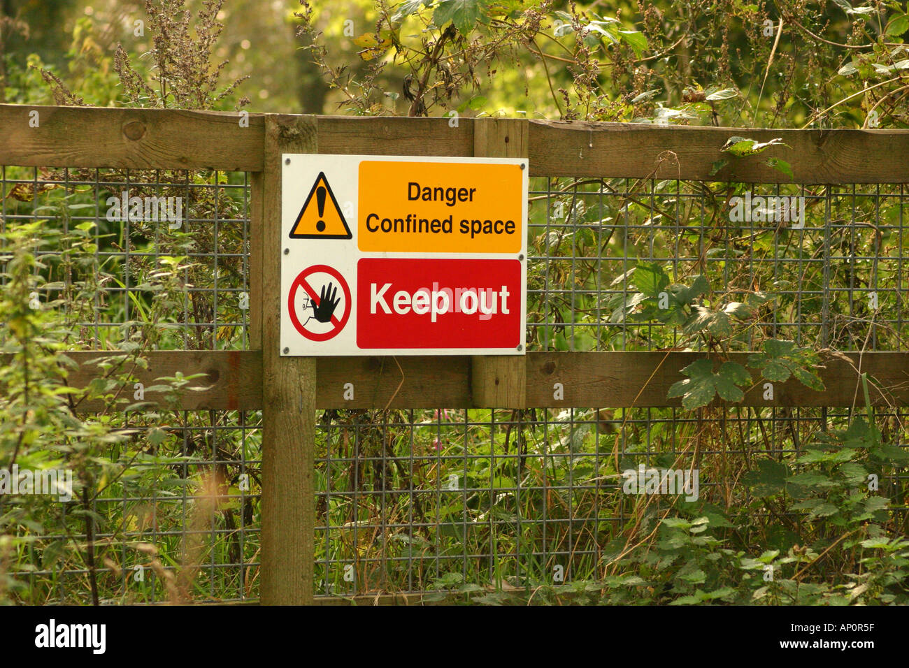Confined space warning sign hi-res stock photography and images - Alamy