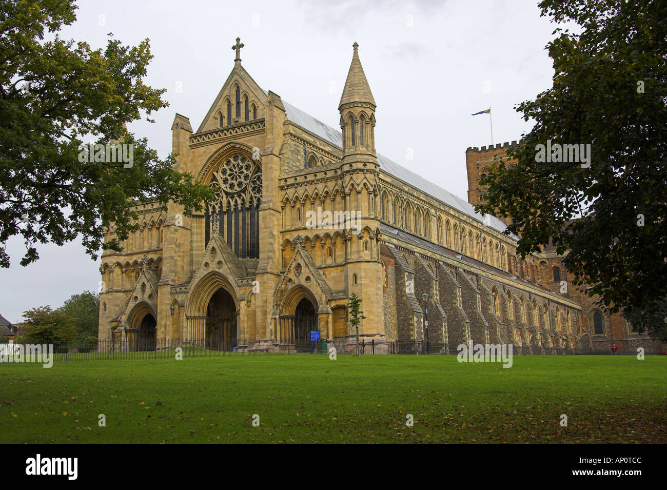 St albans abbey and cathedral hi-res stock photography and images - Alamy