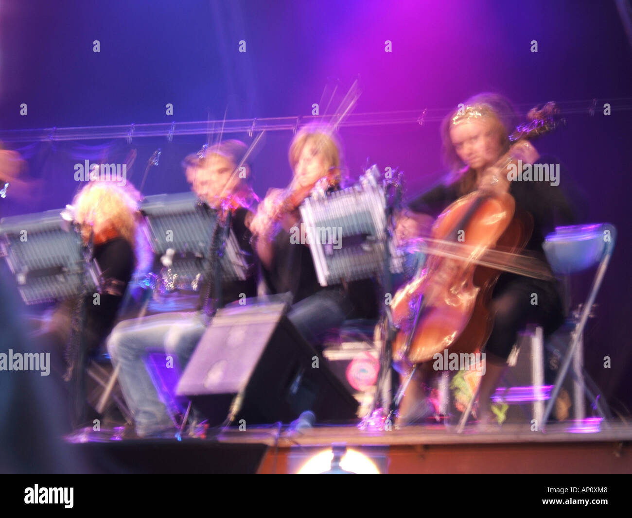 Violin players playing classic hi-res stock photography and images - Alamy