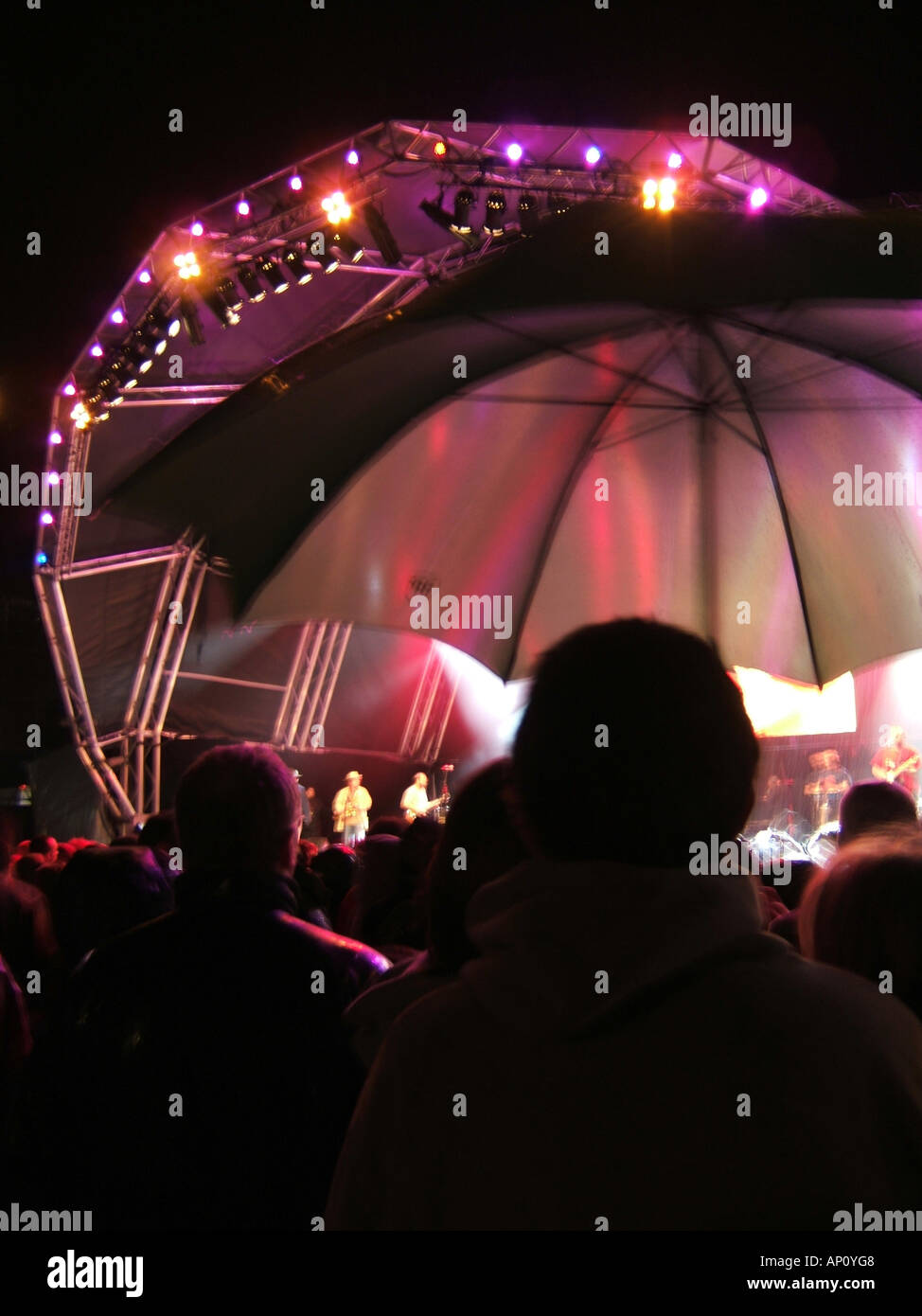 Umbrella wet rain crowd fan hi-res stock photography and images - Alamy