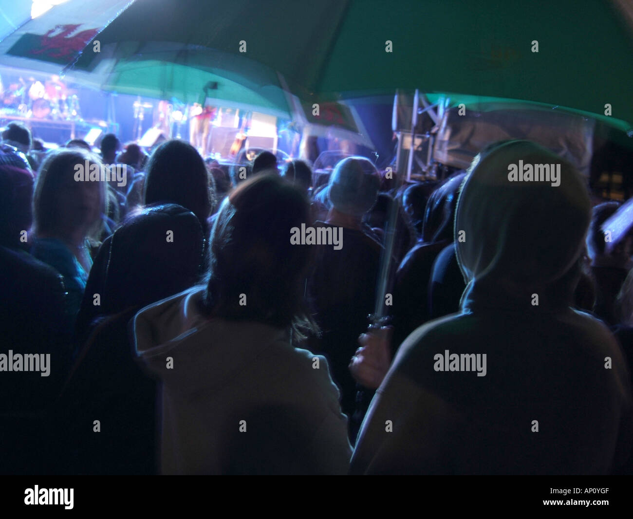 crowd in concert in pouring rain Stock Photo - Alamy