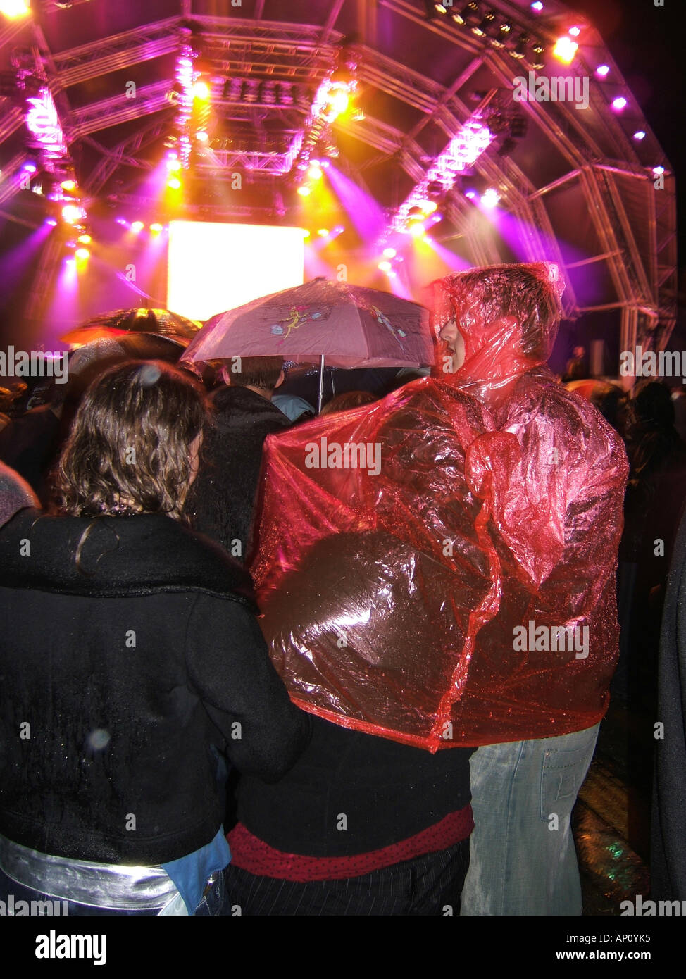 crowd of revellers in concert in pouring rain Stock Photo - Alamy