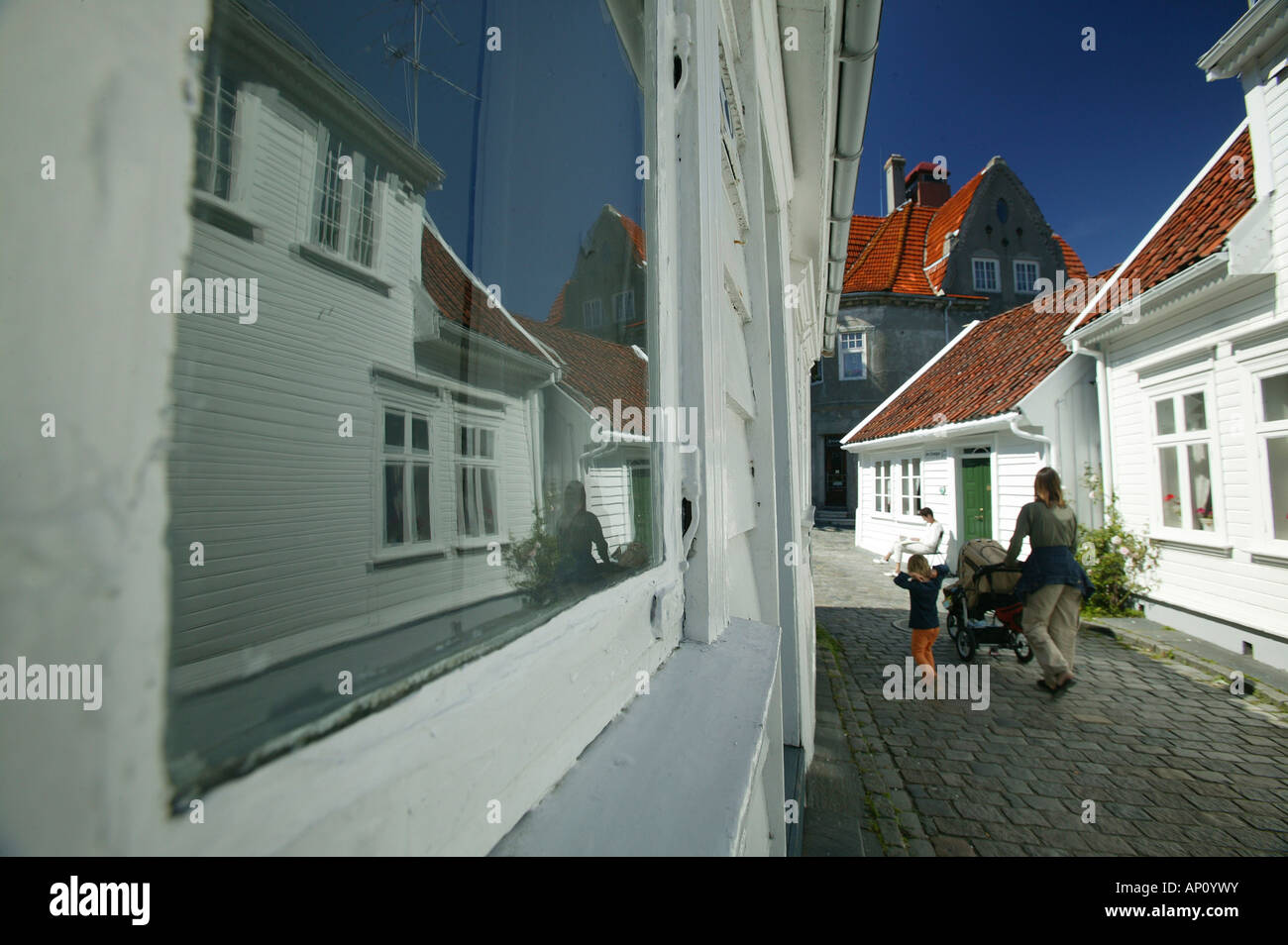 Two girls walk through city hi-res stock photography and images - Alamy