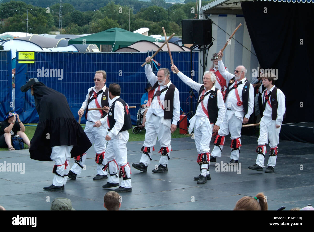 Morris dancers morrismen Towersey folk festival UK United Kingdom ...