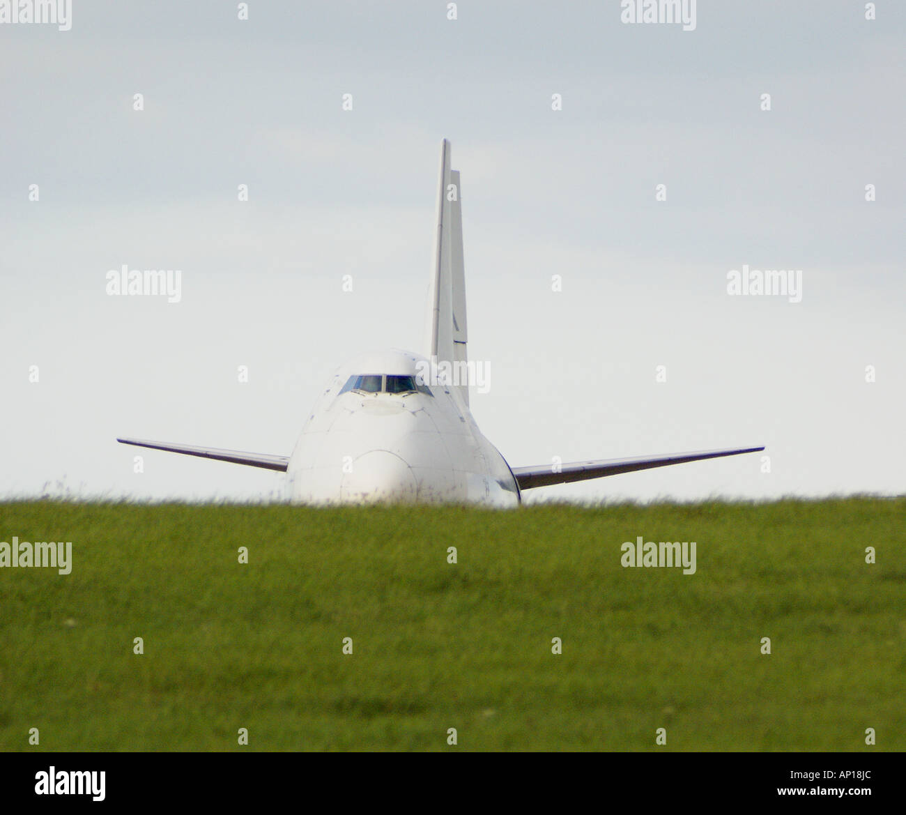 Boeing 747 sneeks up Stock Photo - Alamy