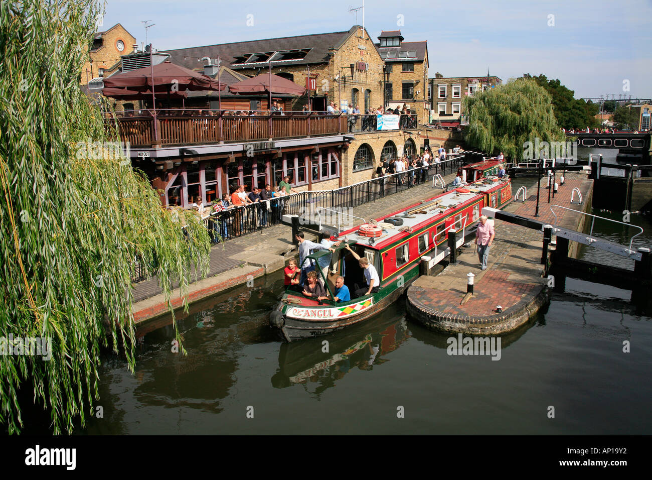 London barges hi-res stock photography and images - Alamy