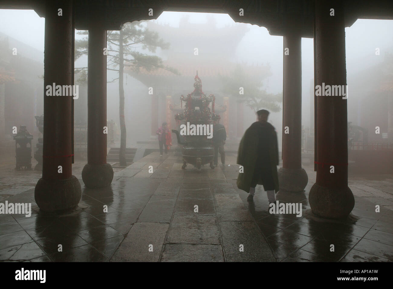 Taoist monk, Azure Clouds Temple, Tai Shan, Shandong province, Taishan ...