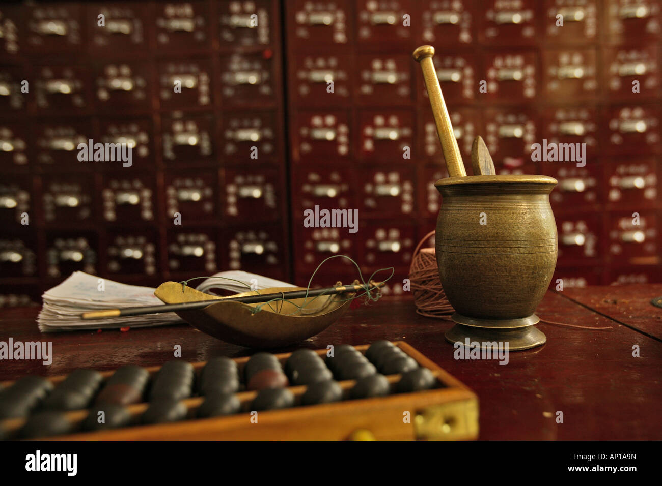Traditional chinese herbal medicine chemist hi-res stock photography ...