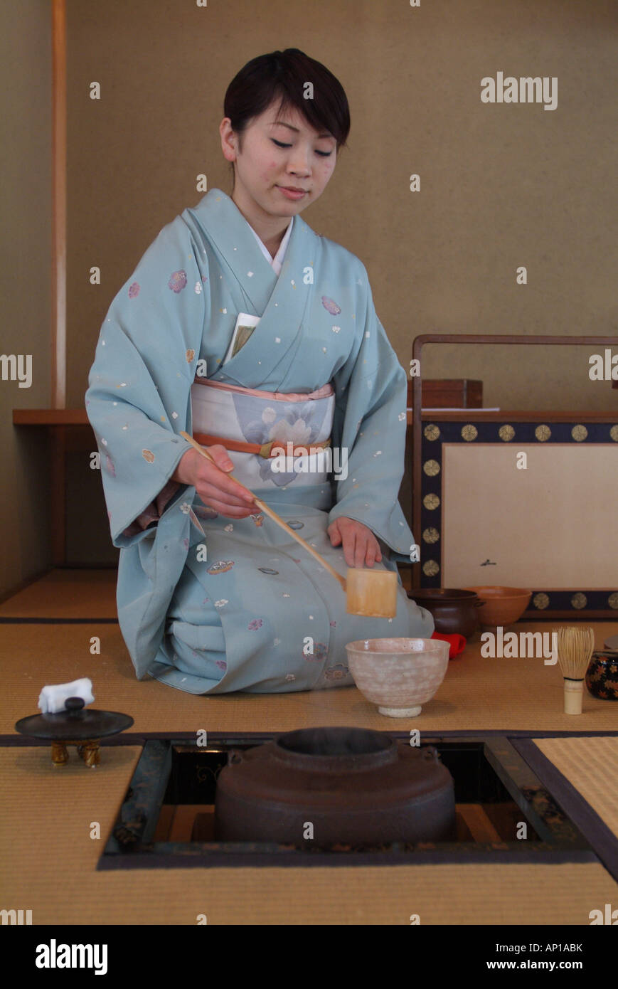 Japanese Woman preparing the tea, tea ceremony in Hosomi museum, Kyoto ...