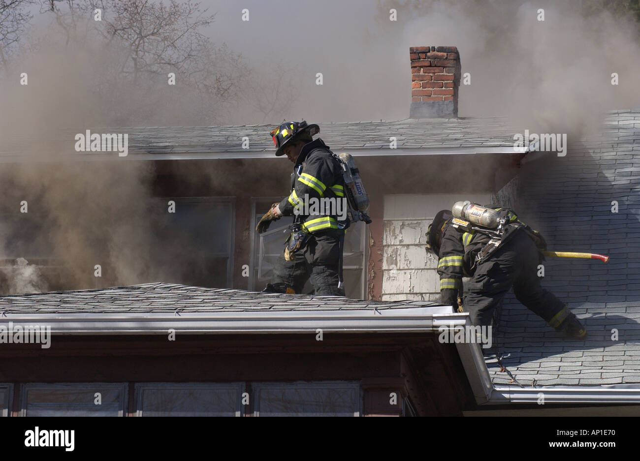 Firefighters fighting a fire House fire Stock Photo - Alamy