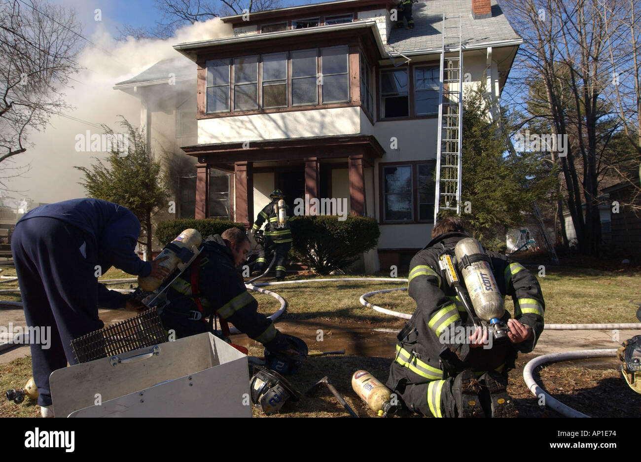 Firefighters fighting a fire House fire Stock Photo - Alamy