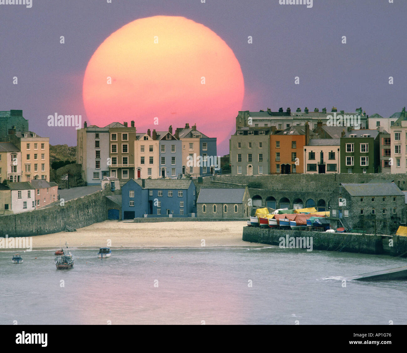 Tenby harbour sunset hi-res stock photography and images - Alamy