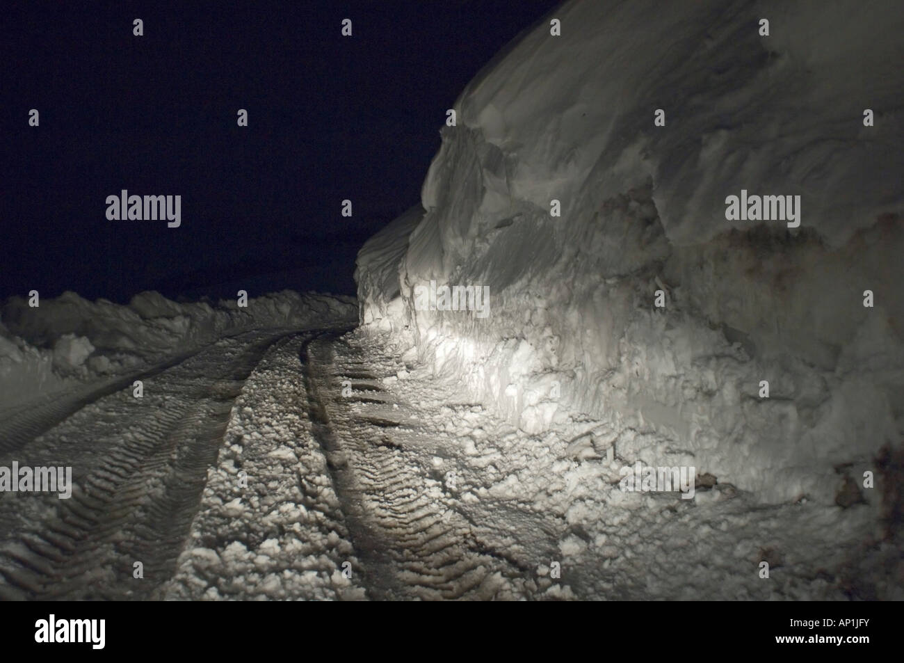 Road snow blocked hi-res stock photography and images - Alamy