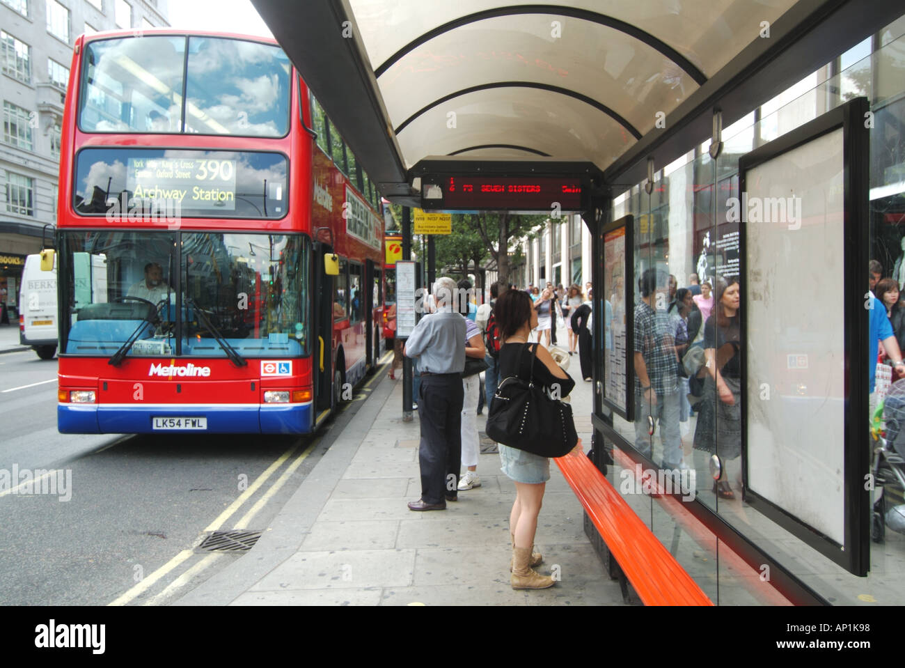 London bus route 390 hi-res stock photography and images - Alamy