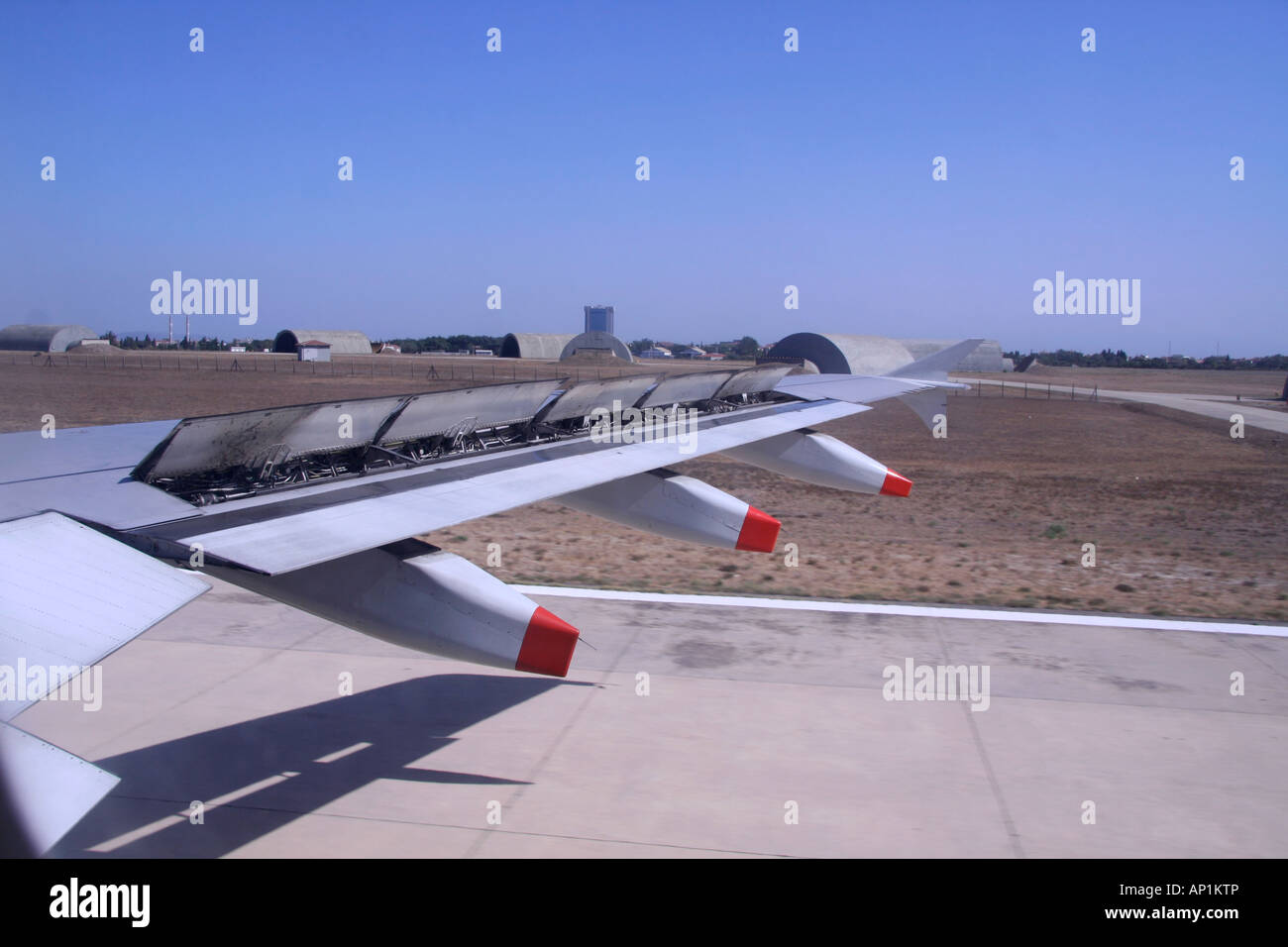 Plane coming in runway hi-res stock photography and images - Alamy