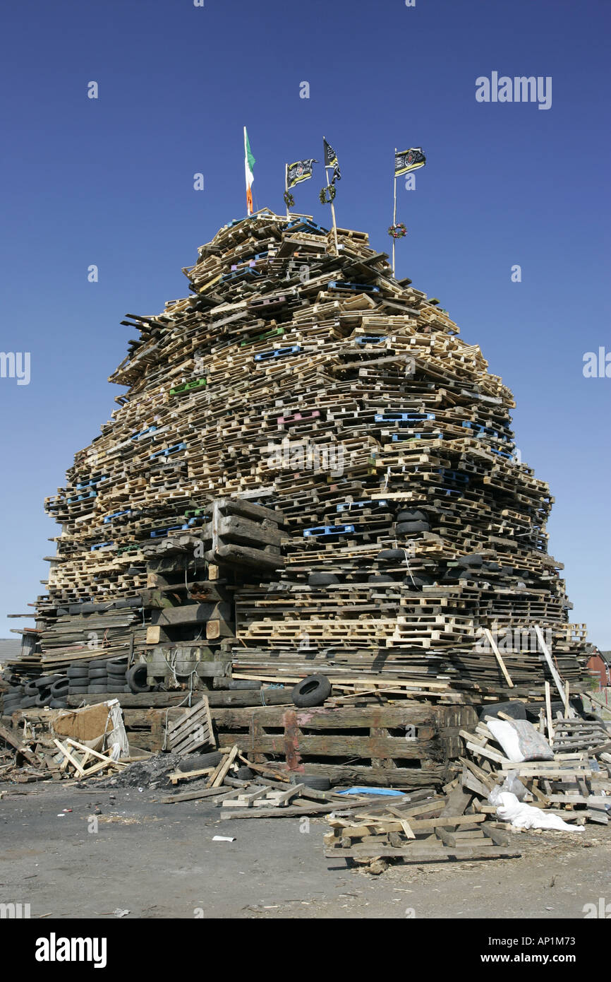 loyalist 11th night bonfire built on newtownards road in belfast Stock ...