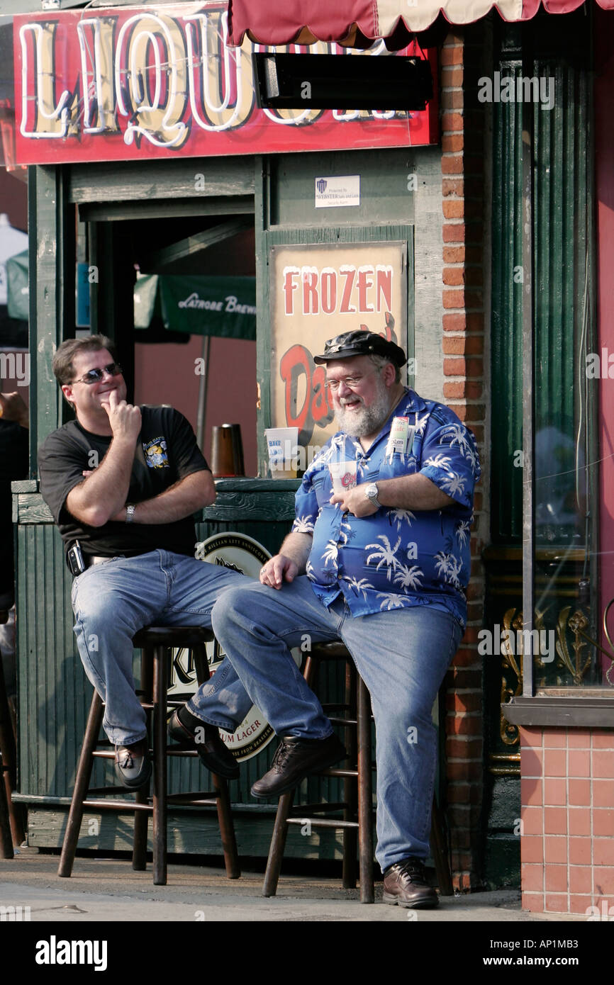 Two men chat and drink at open air bar Beale Street Memphis USA Stock ...