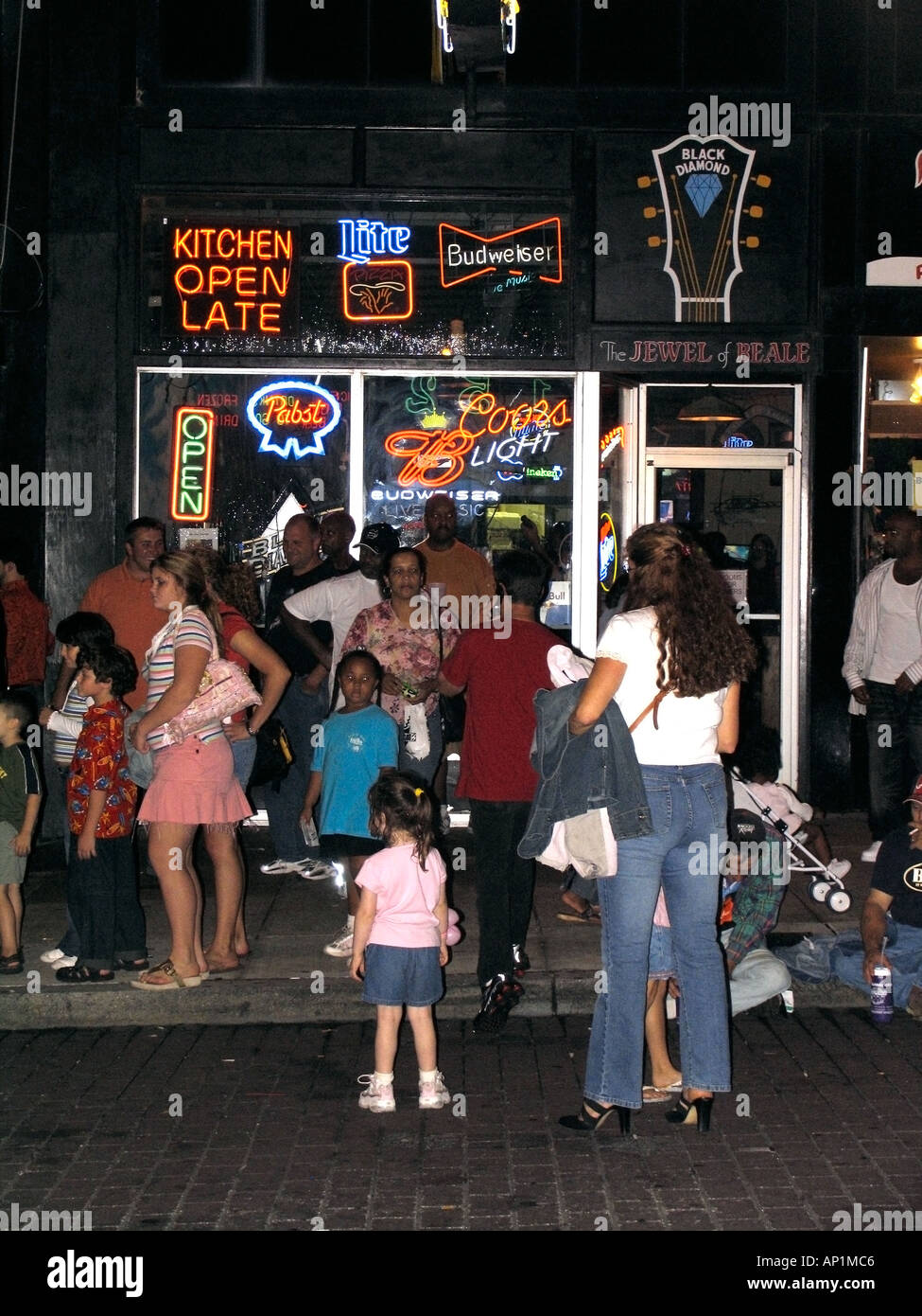 Crowded bar united states hi-res stock photography and images - Alamy