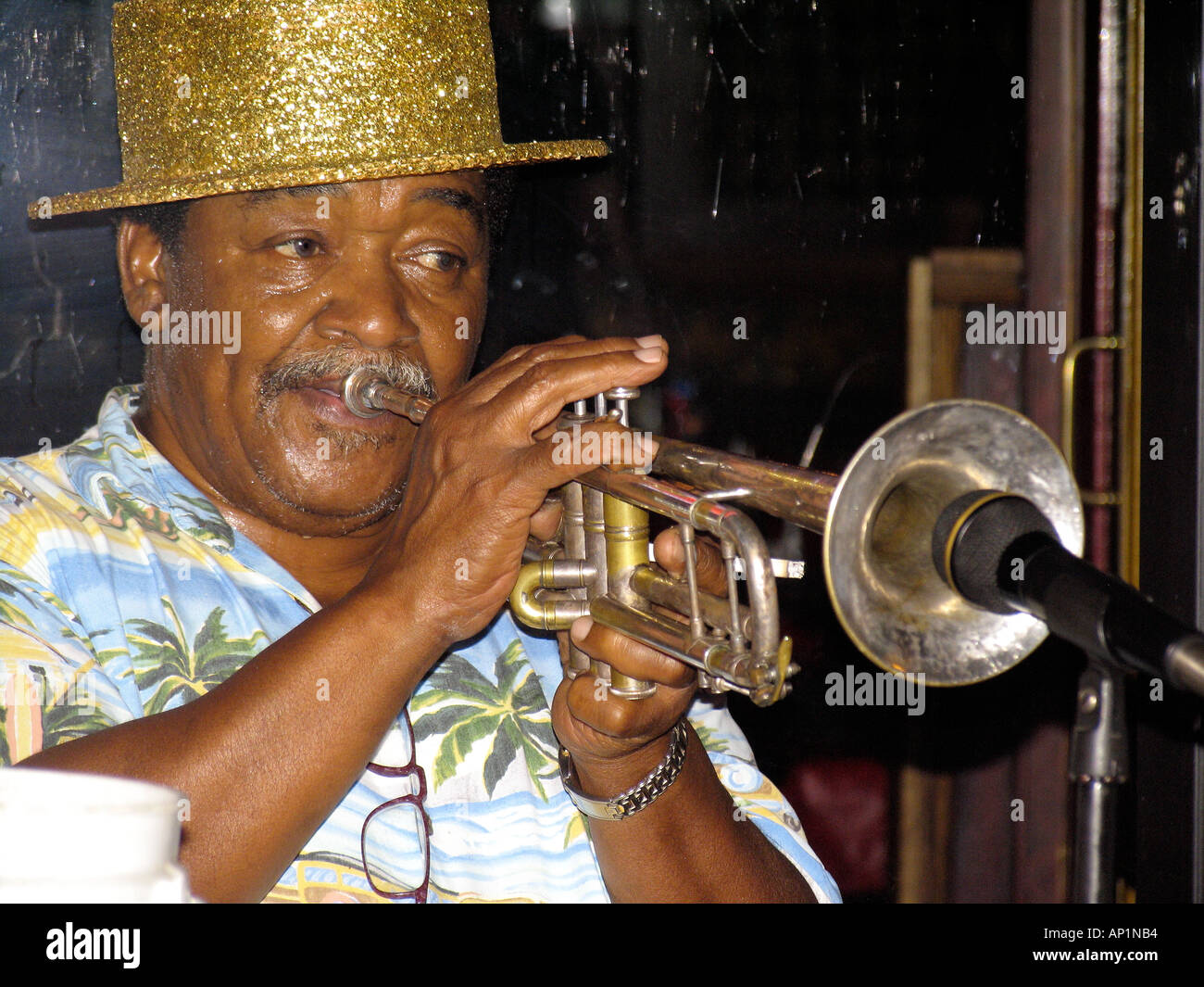 Black trumpet player hi-res stock photography and images - Alamy