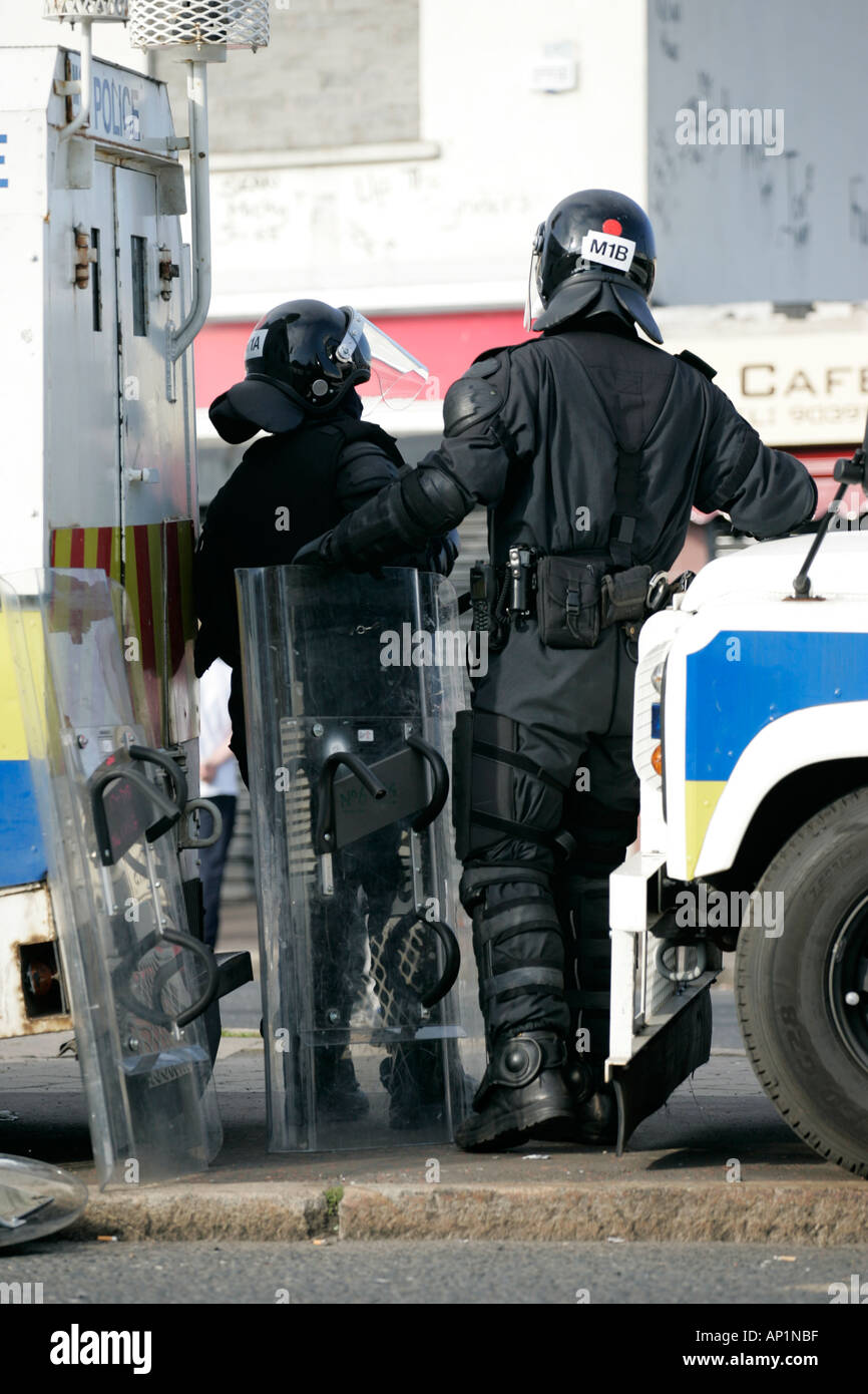 Psni officers in riot gear hi-res stock photography and images - Alamy