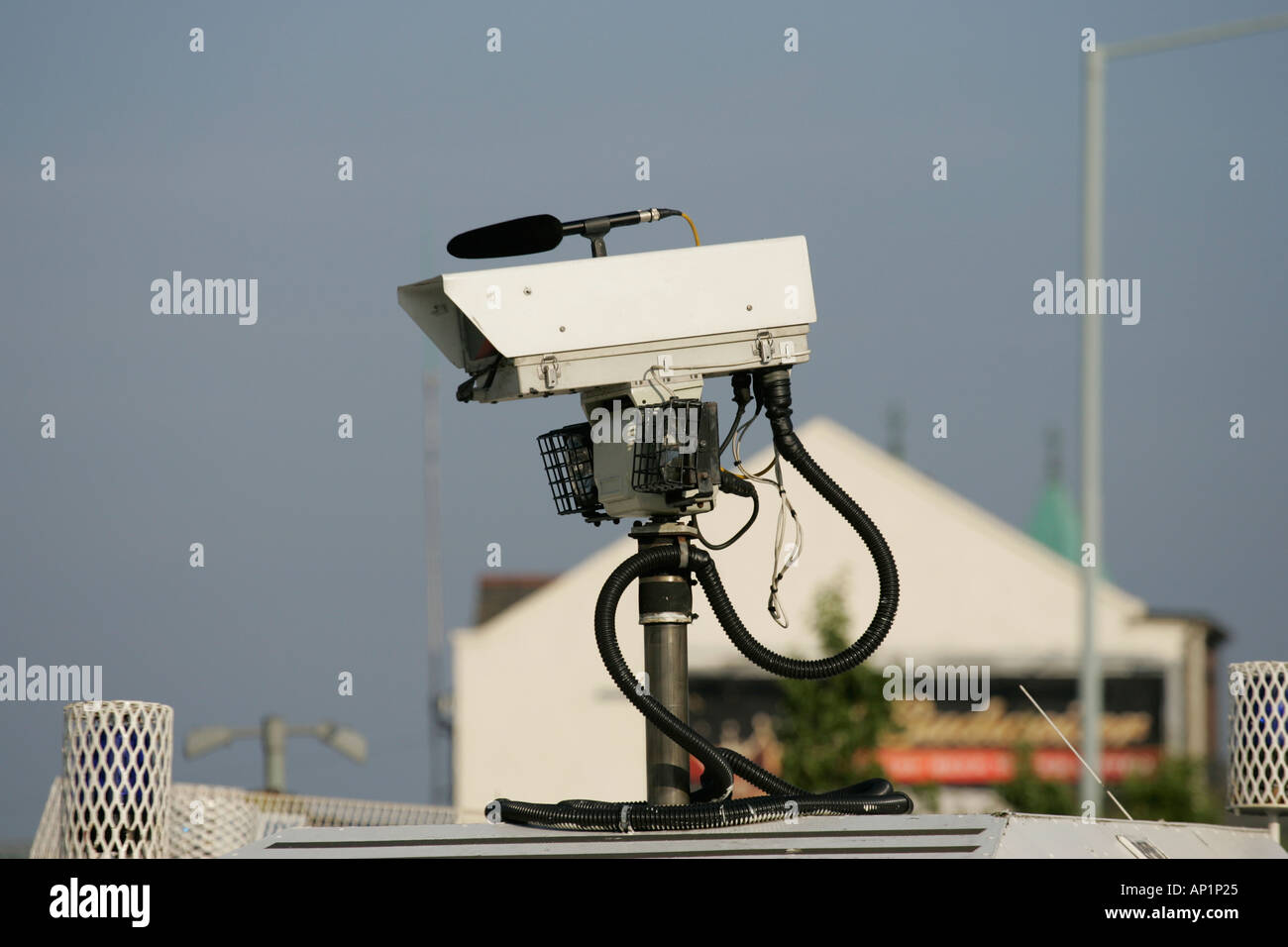PSNI surveillance land rover spy camera on crumlin road at ardoyne ...