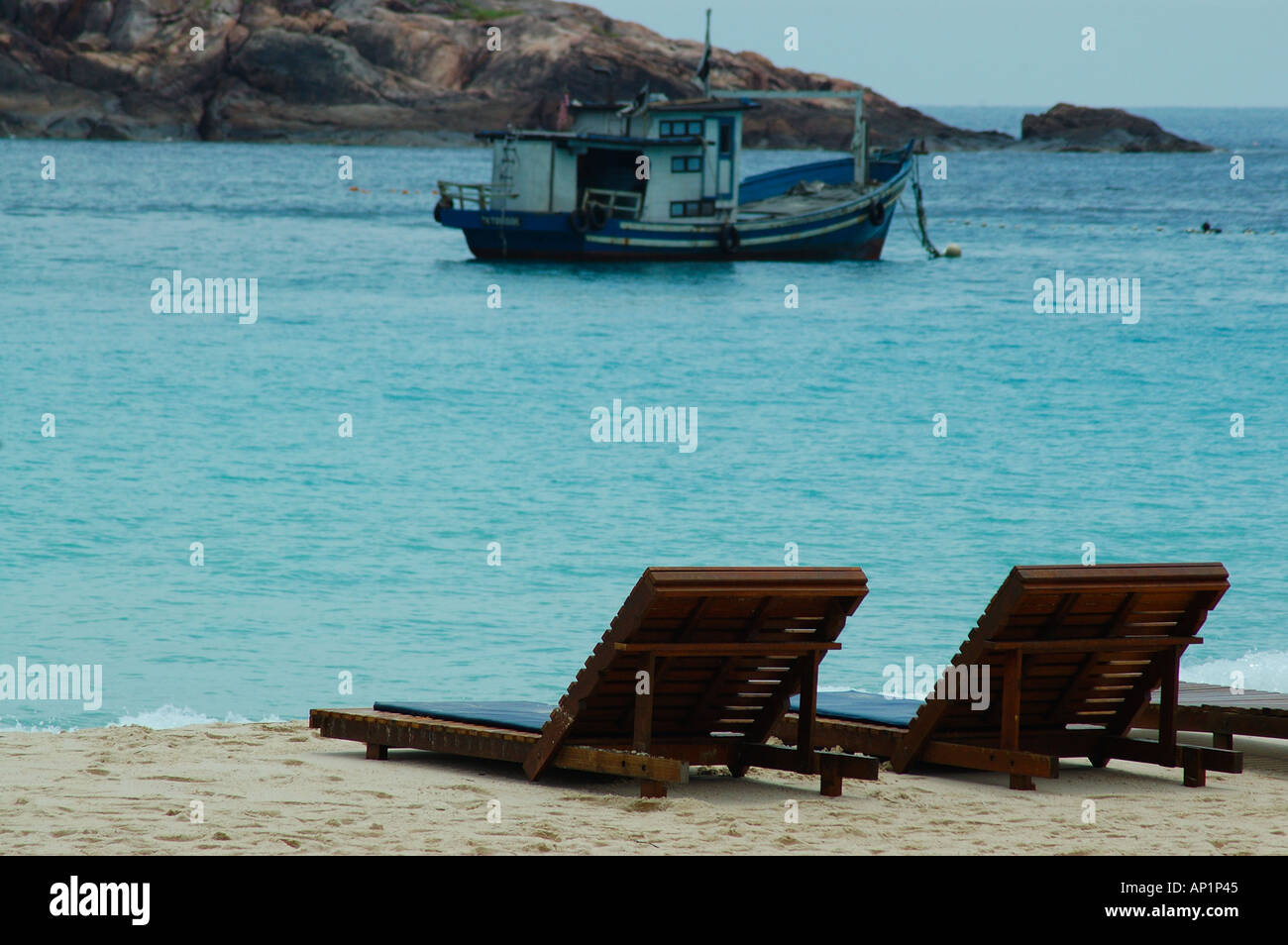 Sliding wooden bench by beach Stock Photo - Alamy