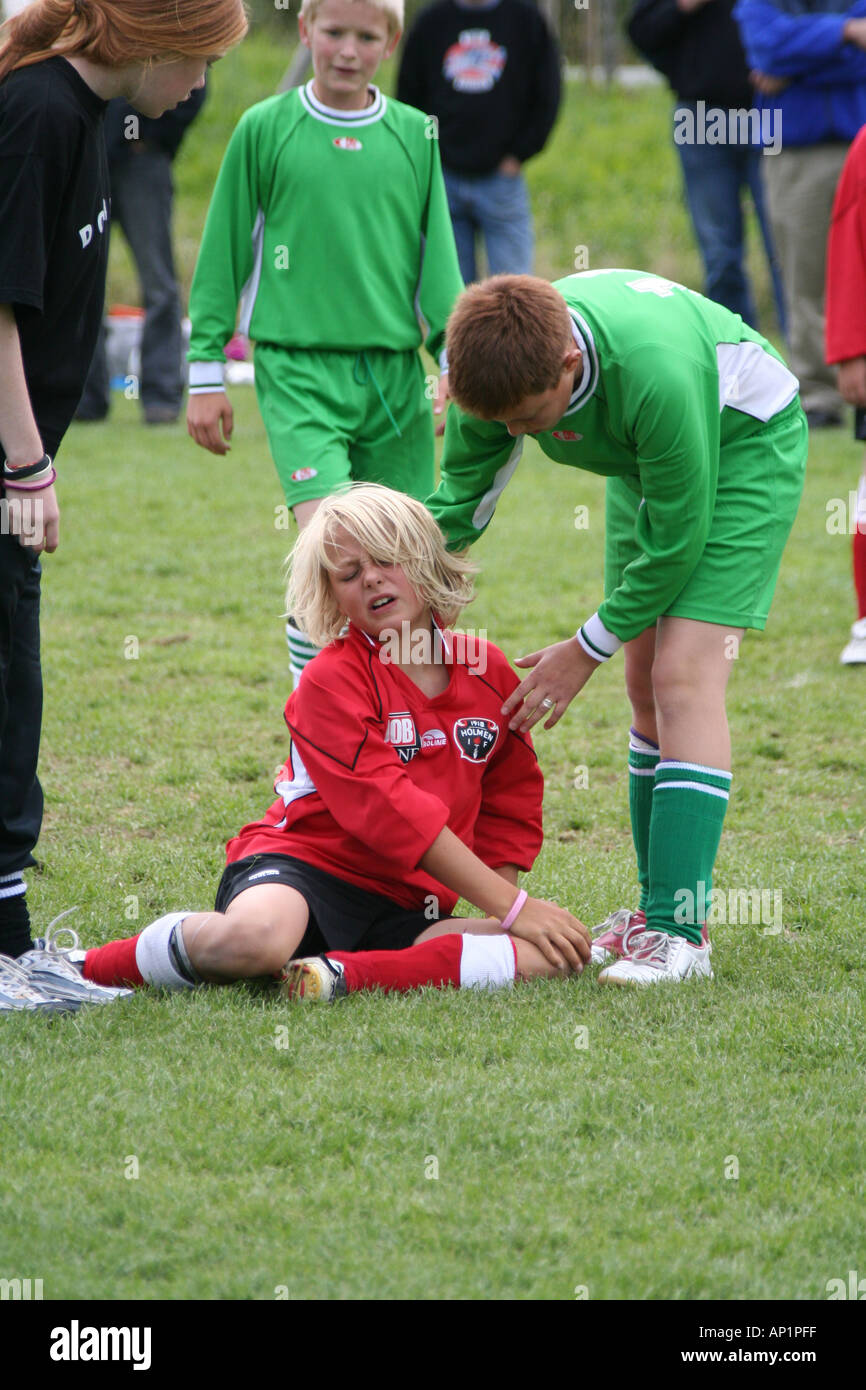 Girls football injury hi-res stock photography and images - Alamy