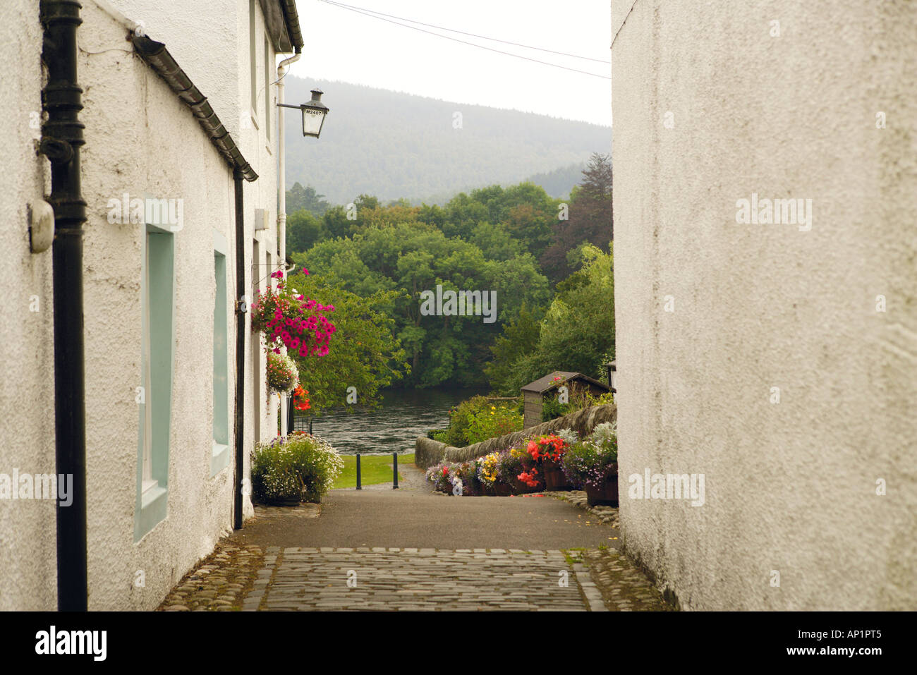 Flowing river between houses hi-res stock photography and images - Alamy