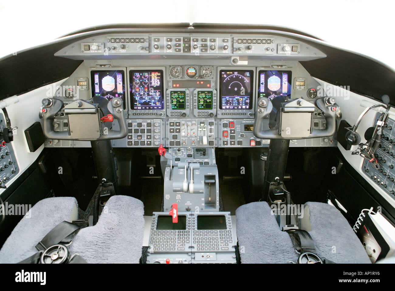 Cockpit Of A Bombadier Learjet 40 Stock Photo - Alamy
