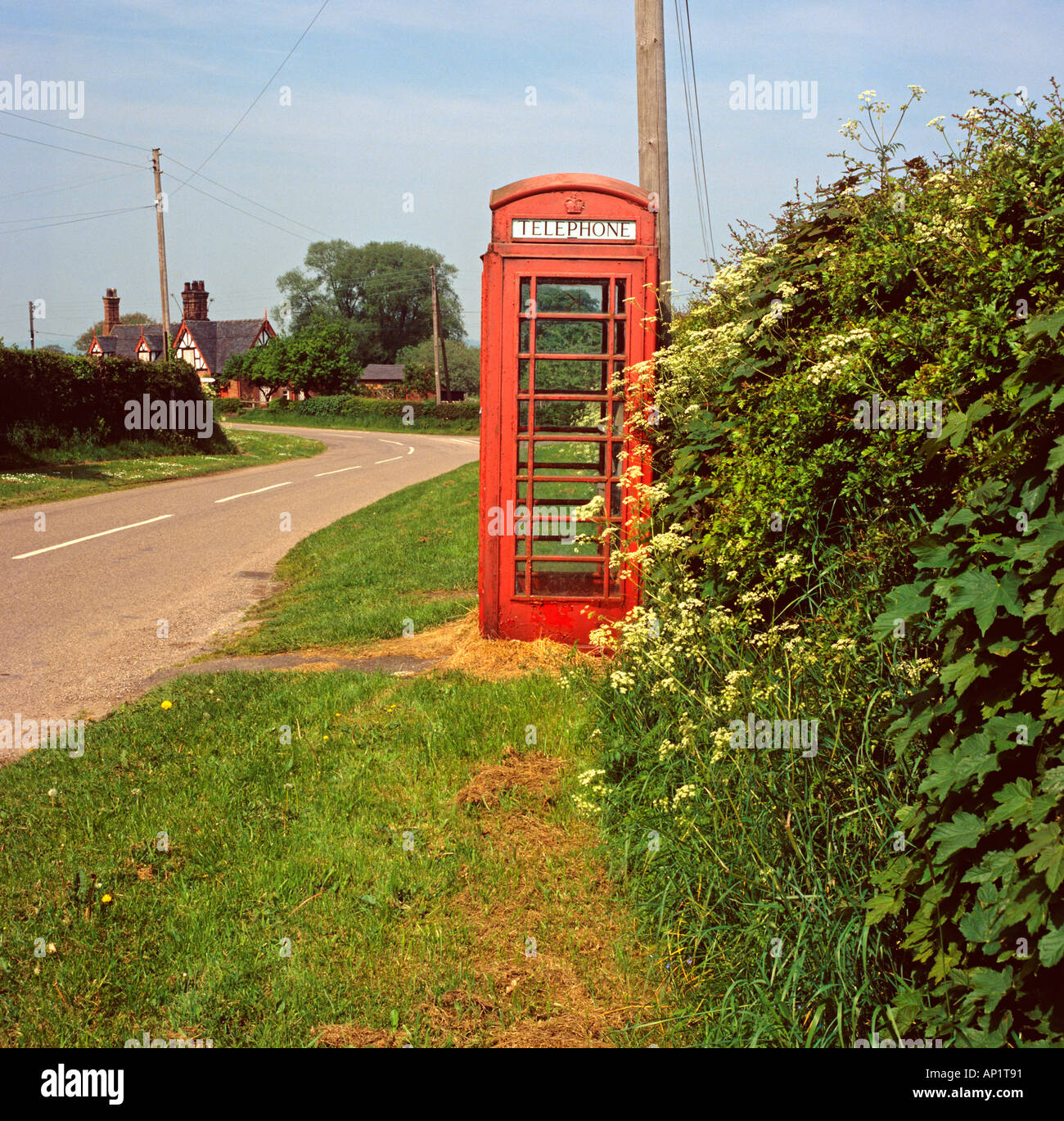 Green painted telephone box hi-res stock photography and images - Alamy