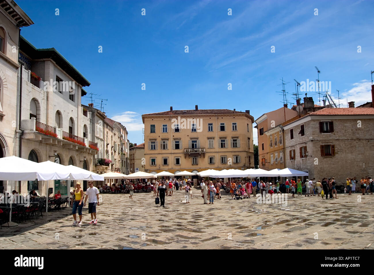 Tourists at Pula town center Croatia Stock Photo - Alamy