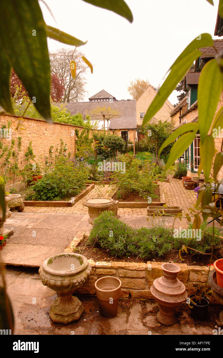 Small courtyard garden pots hi-res stock photography and images - Alamy