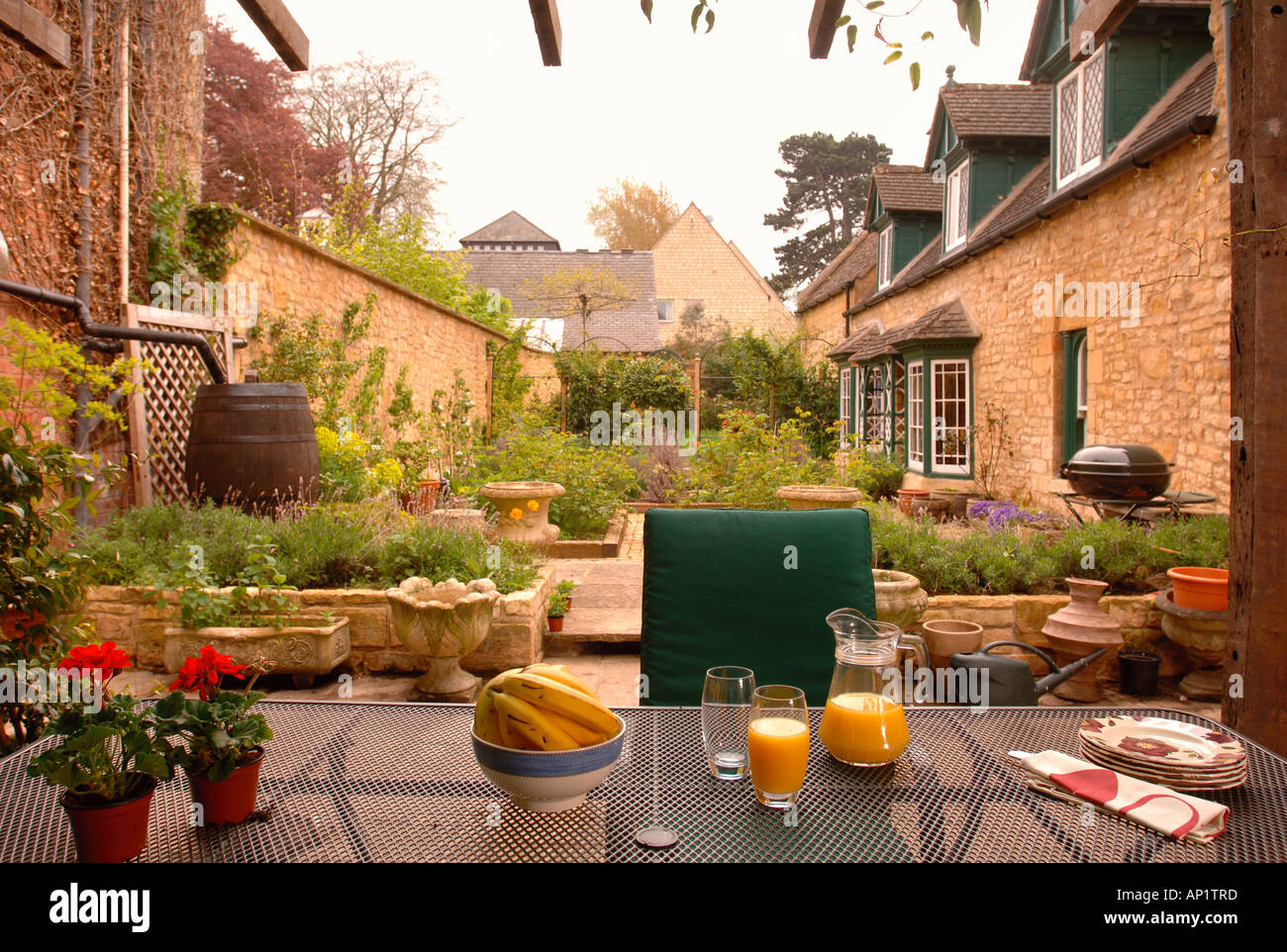 Small courtyard garden pots hi-res stock photography and images - Alamy