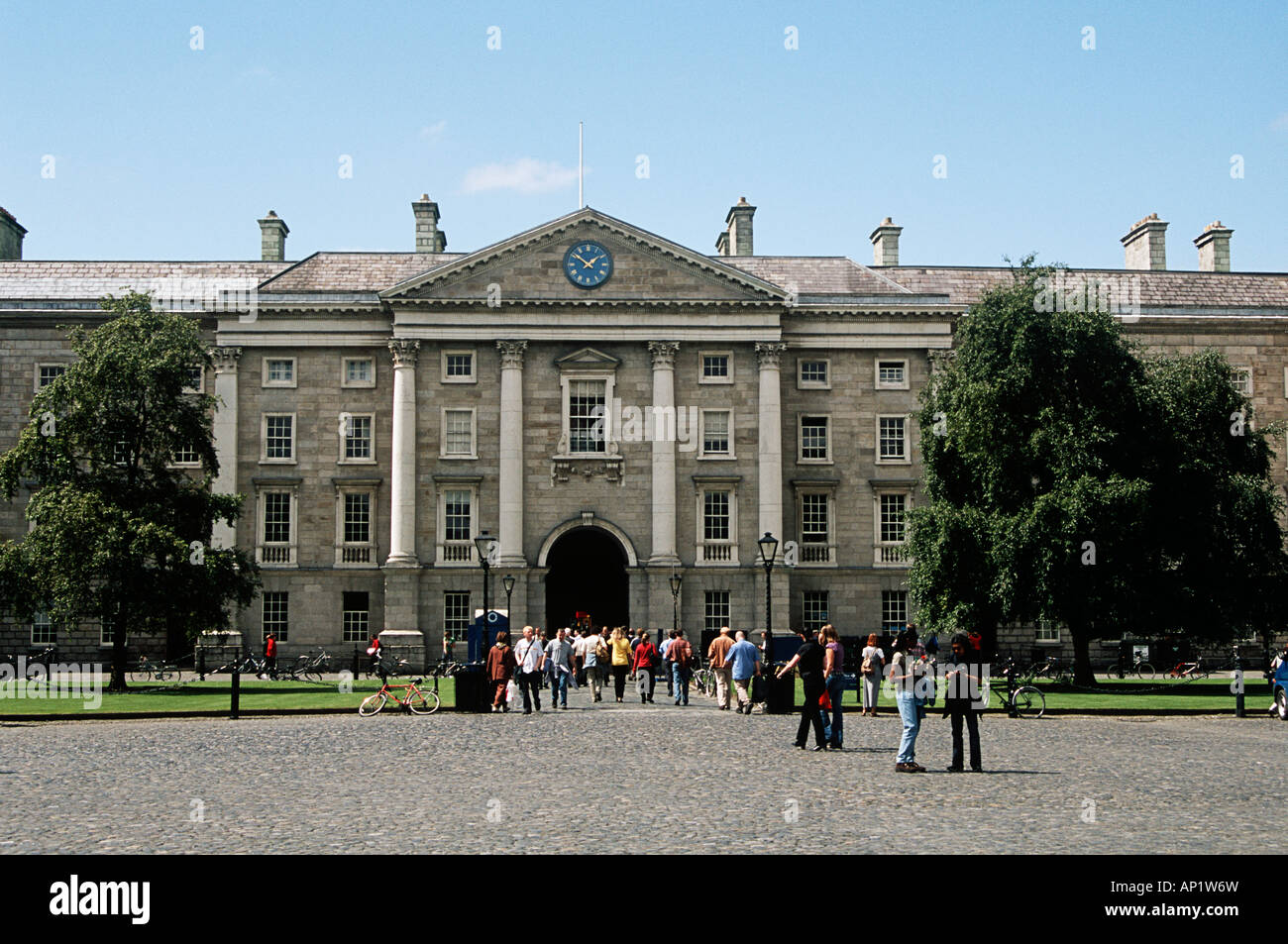 Trinity College, and students walking on campus, College Green, Dublin ...